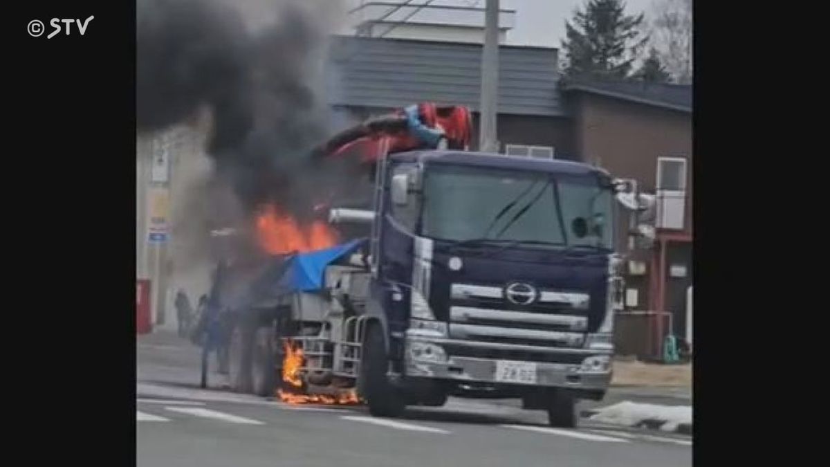 雪で消火を試みる人も…トラックの荷台が燃える火事 約20分後に鎮火 北海道士別市の国道（2025年11月26日掲載）｜STV NEWS NNN