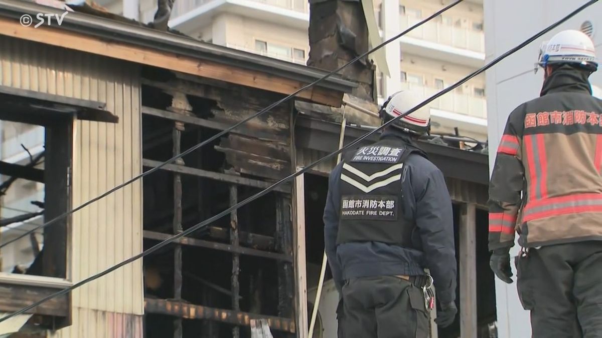 工事の火が燃え移った可能性 繁華街で事務所全焼する火事 駐車場でバーナー使い舗装 函館市（2025年12月4日掲載）｜STV NEWS NNN