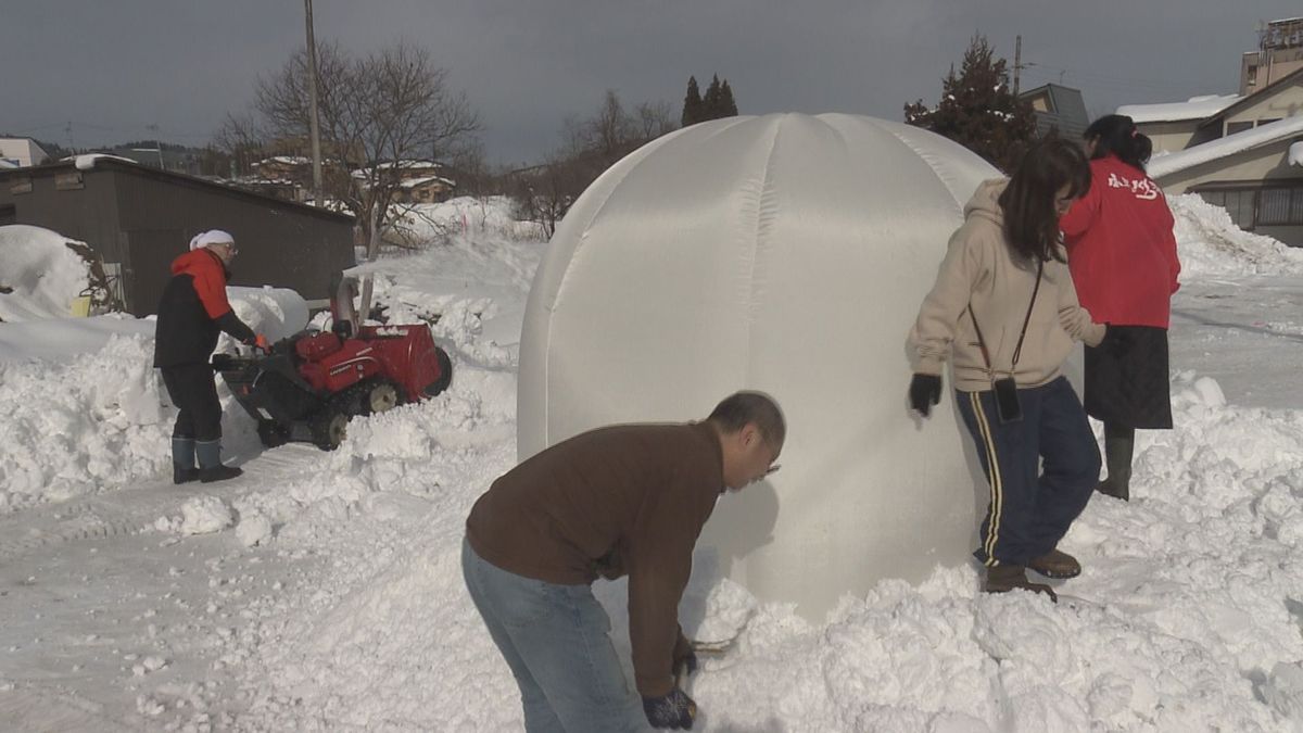 米沢市小野川温泉で かまくら制作始まる 雪確保し3基を制作 17日にオープン（2026年1月13日掲載）｜YBC NEWS NNN